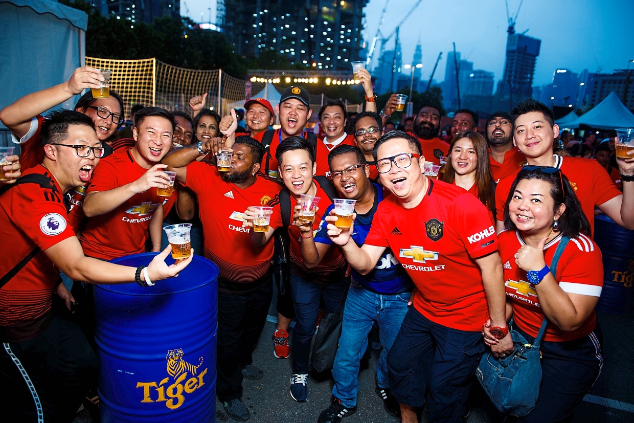 Roaring time with street footballers | The Star