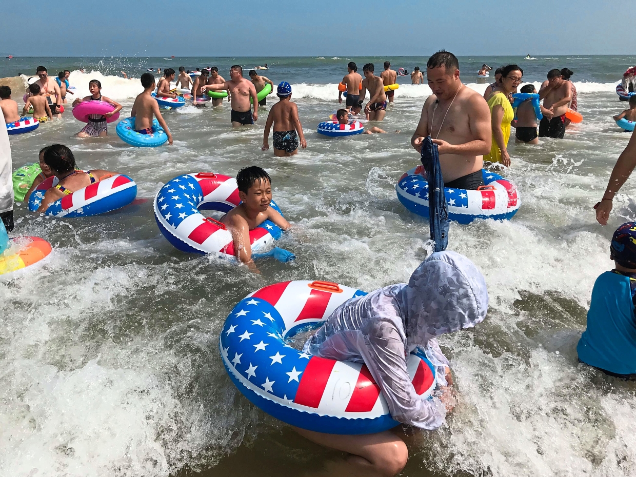 Beach fans have splashing time with swim rings | The Star