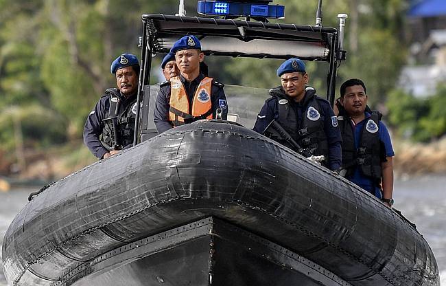 Marine police arrest two men suspected of fish-bombing | The Star