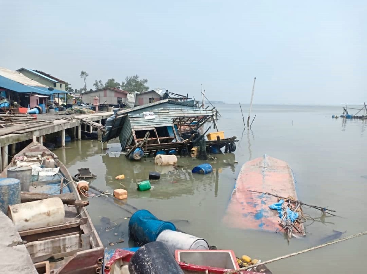 Storm rips roofs off villages in Sabak Bernam | The Star