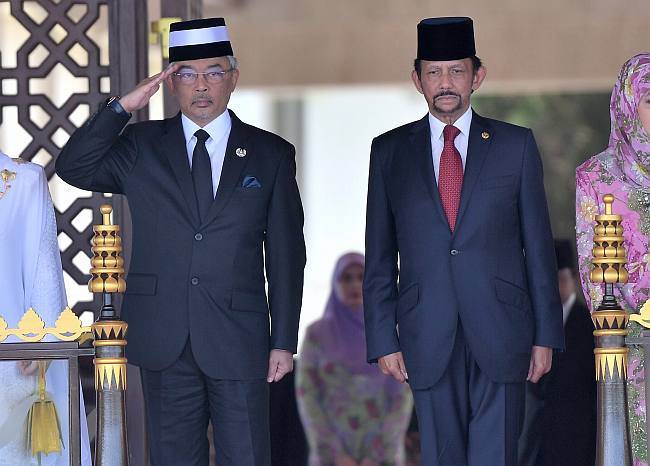 Brunei Sultan confers country's highest award on Malaysian King | The Star