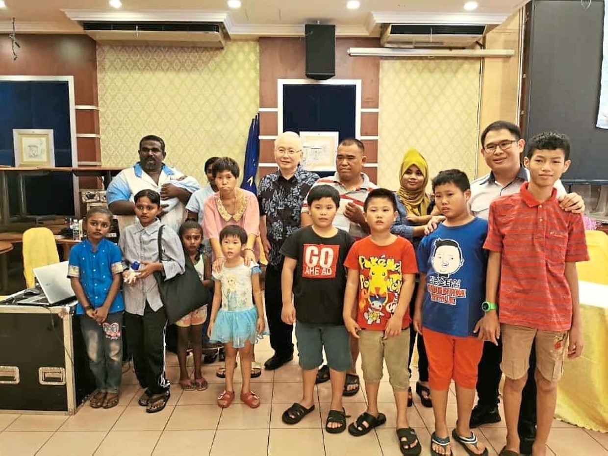 Underprivileged families receive RM2,000 aid from MCA | The Star