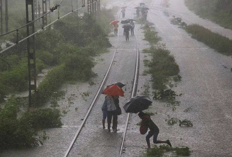 Heavy rains cause commuter chaos in India's financial hub | The Star