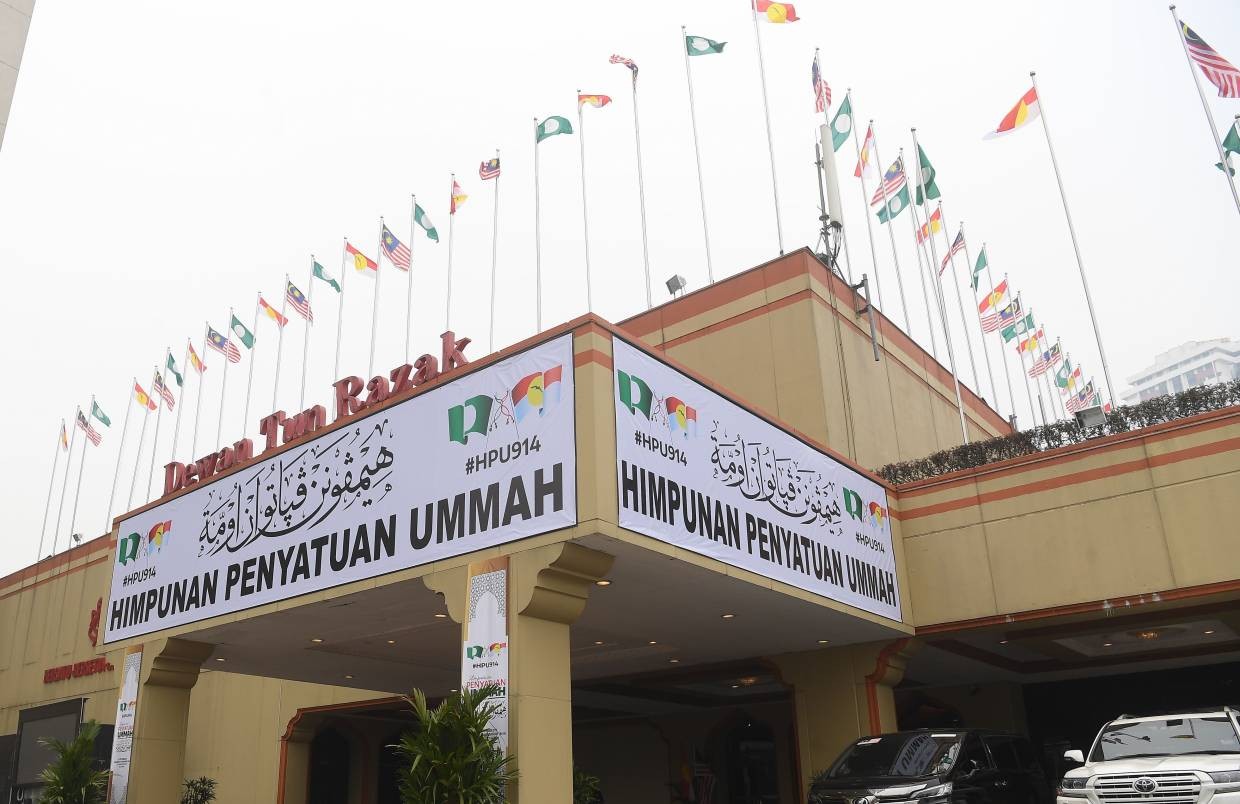 Political foes-turned-friends Umno, PAS sign historic pact | The Star