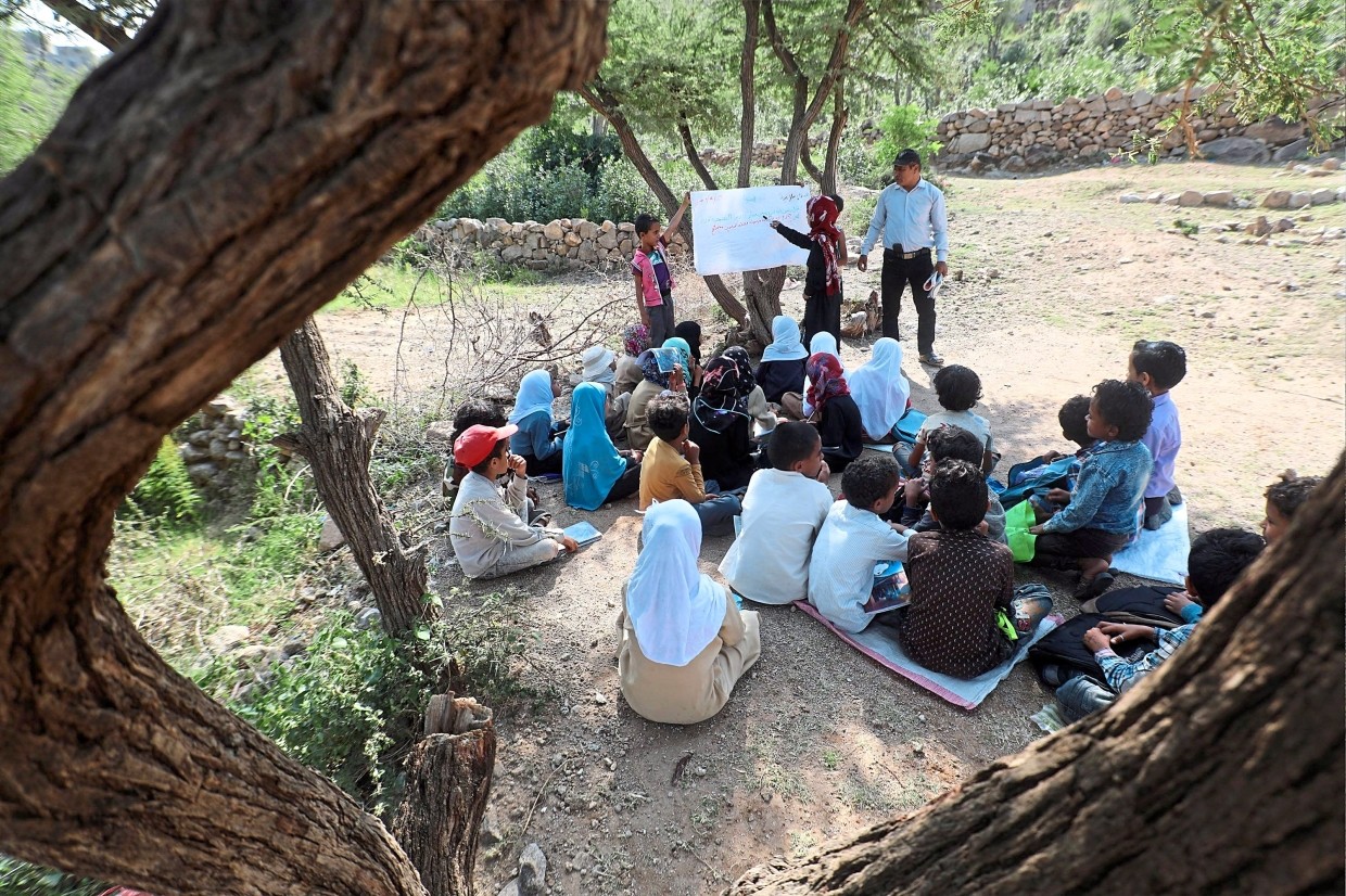 Open-air lessons for Yemeni pupils | The Star