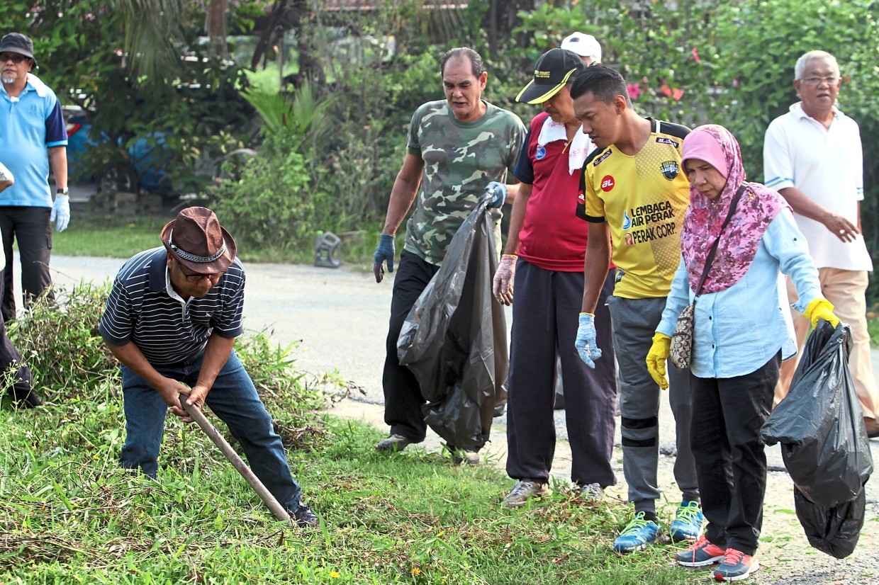 Community cleans up drains | The Star