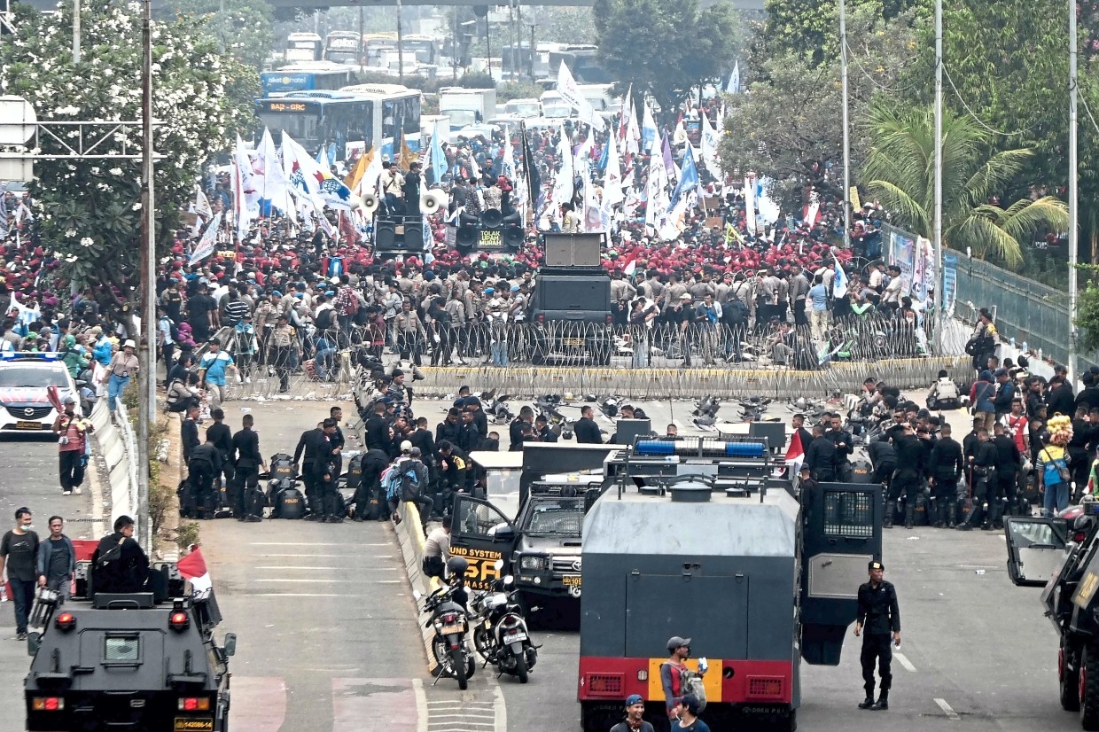 Workers stage massive rally | The Star