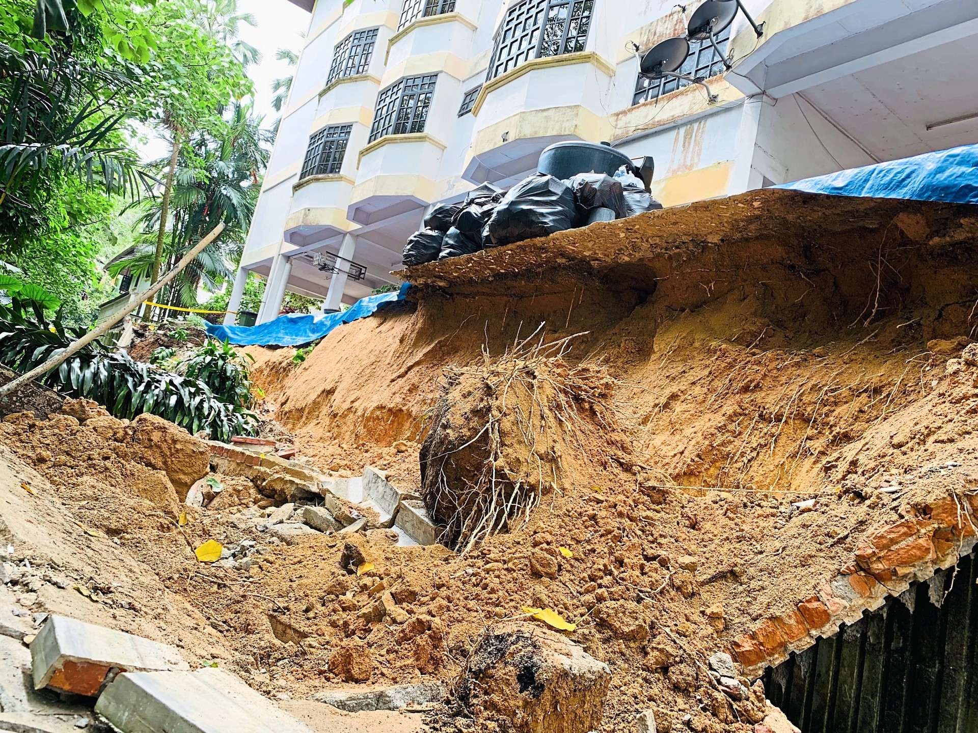 Landslide forces 65 residents to vacate apartment | The Star