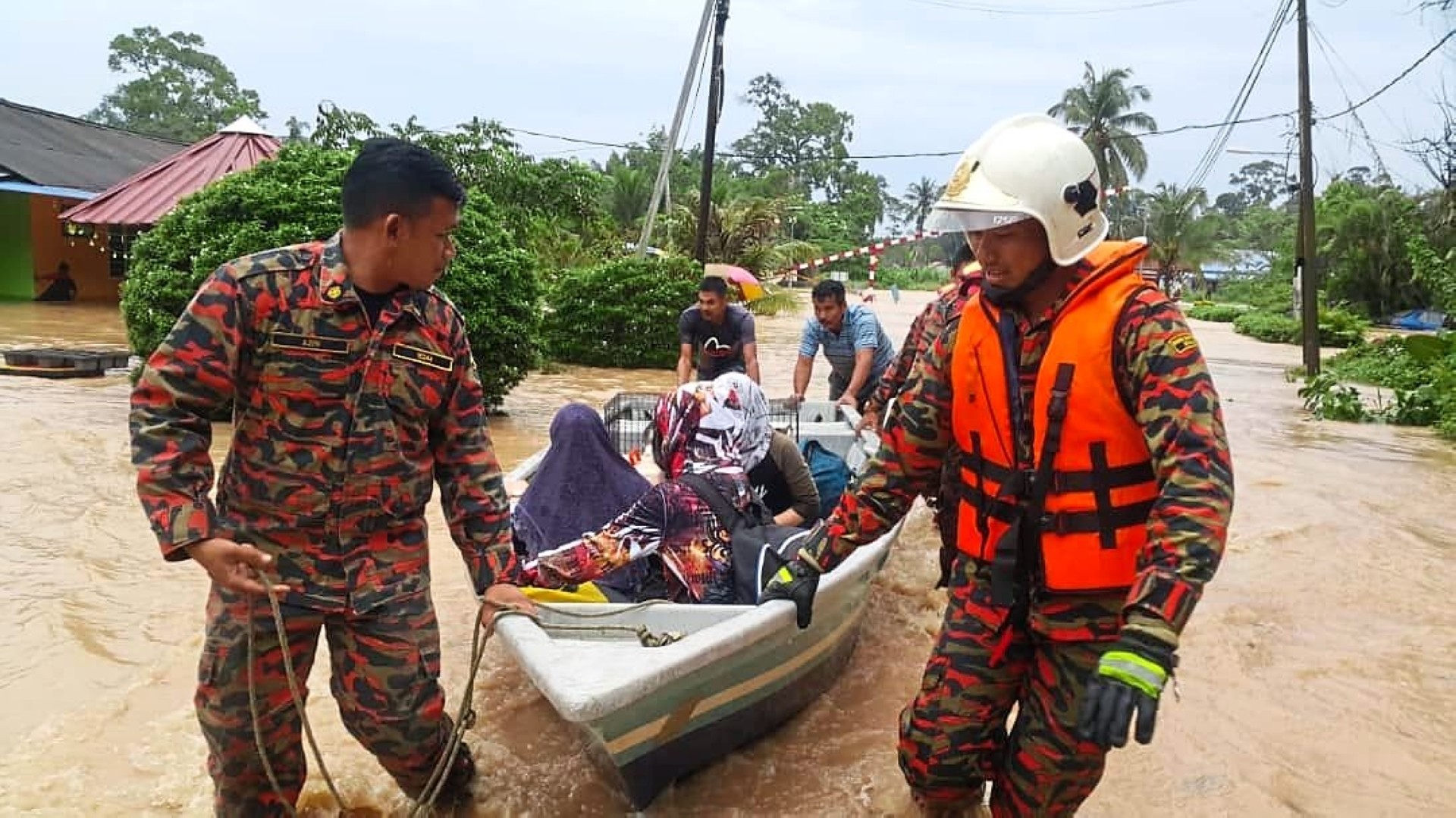 12 families evacuated as floods hit Pontian and Muar | The Star