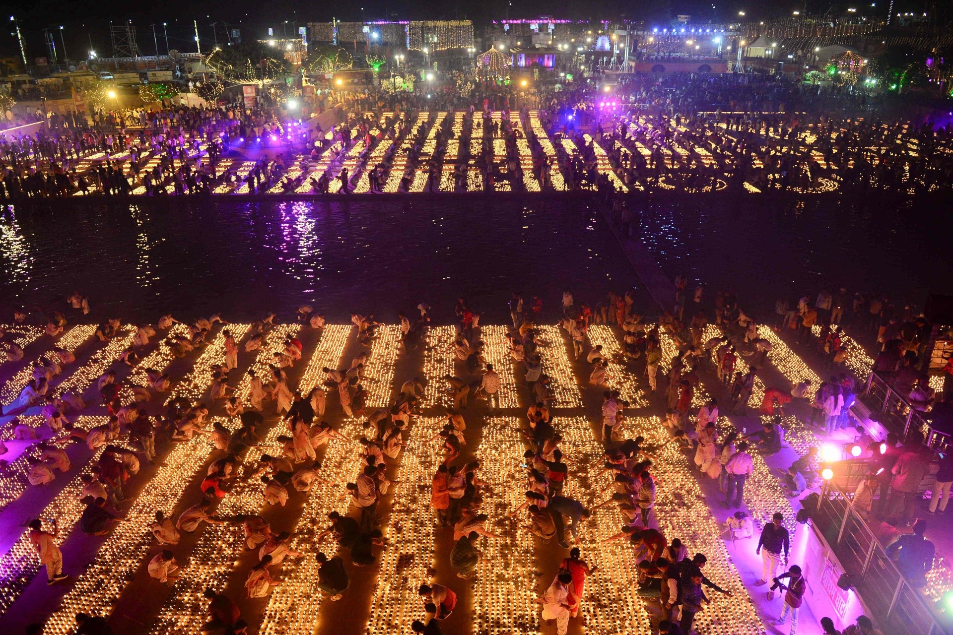 Volunteers set world record ‘alight’ with 400,000 lamps | The Star