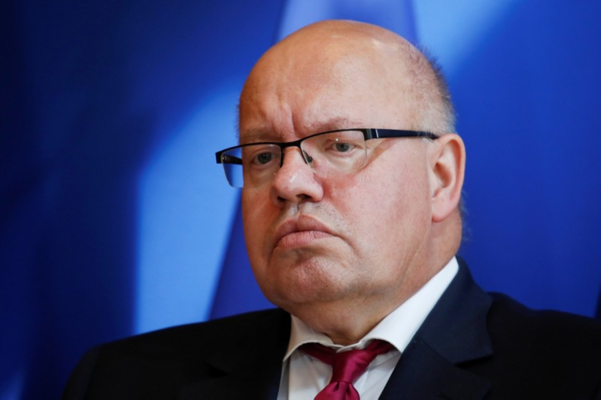 Medics treating German minister Altmaier after he falls from stage ...