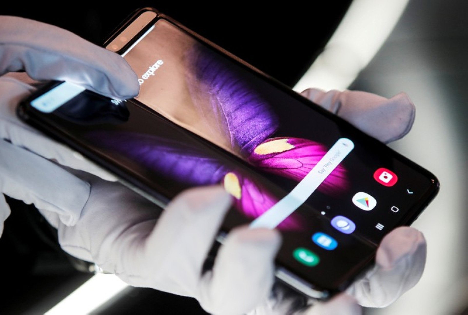 Samsung Electronics shows off new design for square-folding phone | The ...