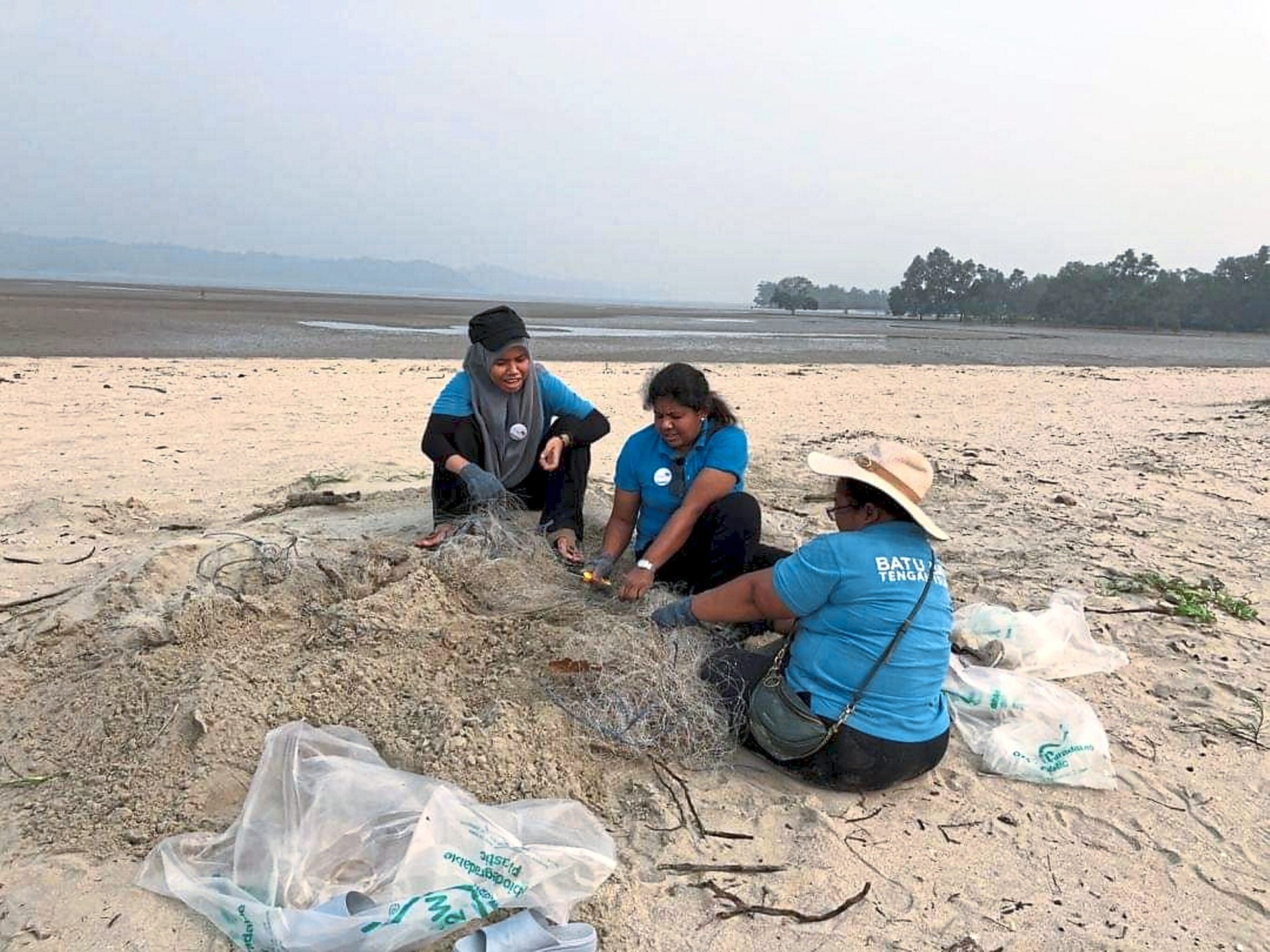 Volunteers make it their duty to keep beach clean | The Star