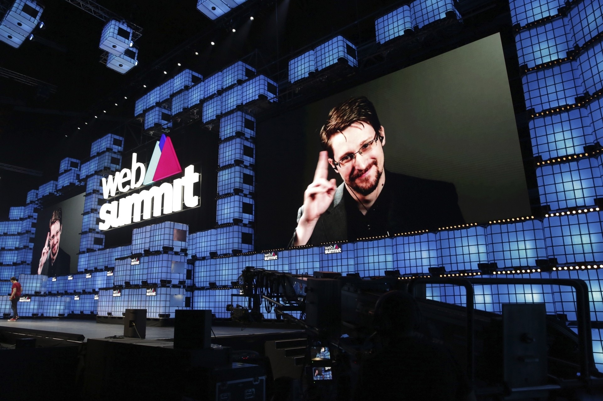 Snowden warns of Web giants’ ‘irresistible power’ | The Star