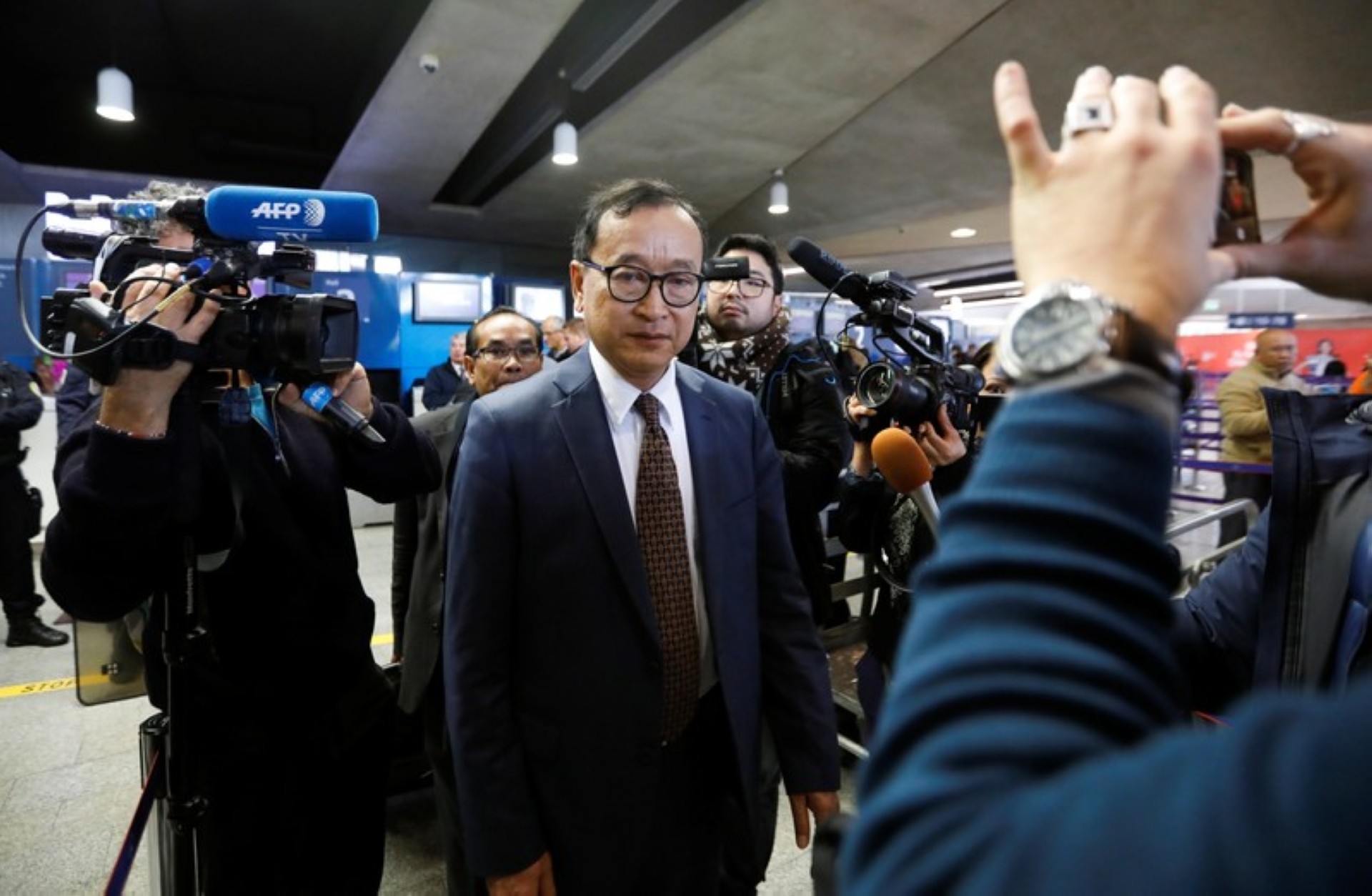 Cambodian opposition figure Sam Rainsy boards plane in Paris | The Star