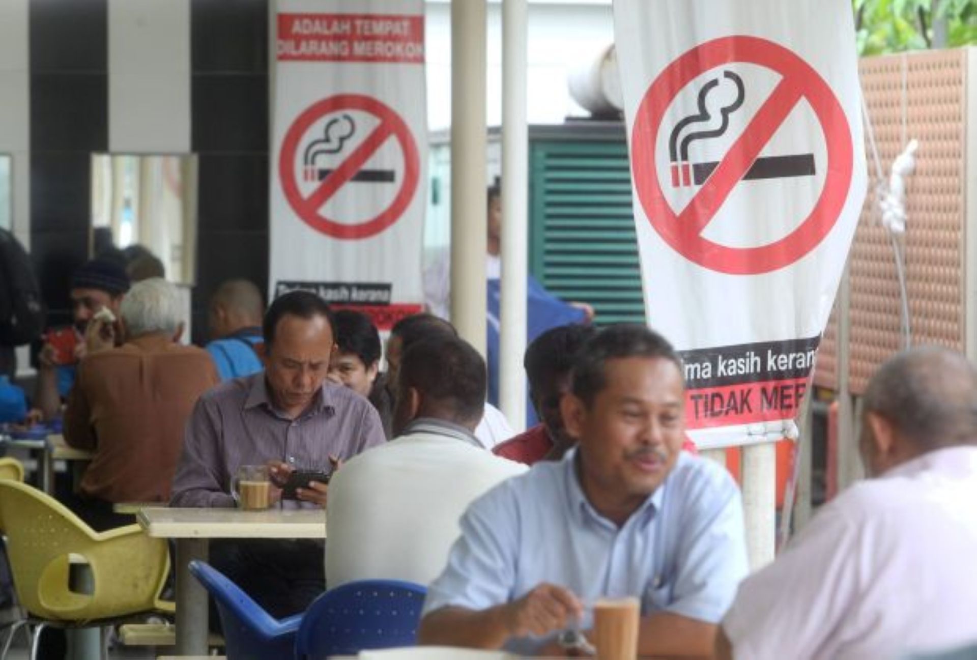 MPs call for halt to smoking ban at open-air eateries | The Star