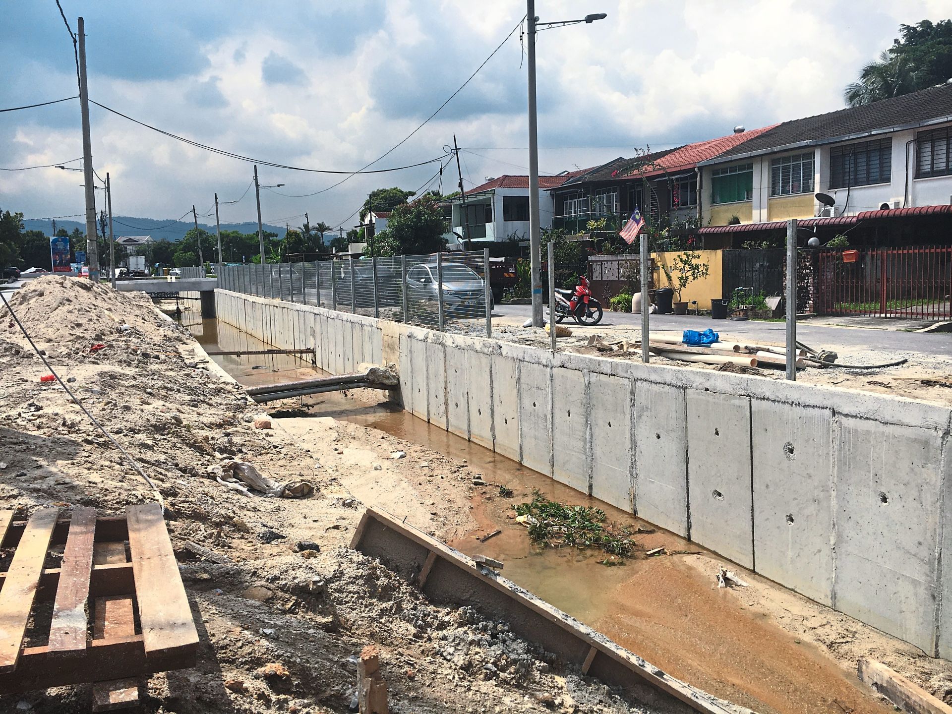 Monsoon drain brimful of water worries residents | The Star