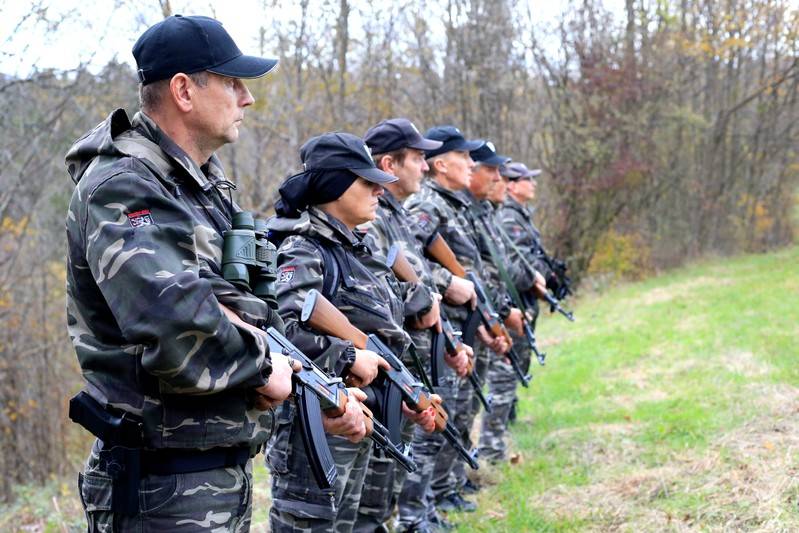 Slovenia backs ban on paramilitary groups after militia patrol border ...