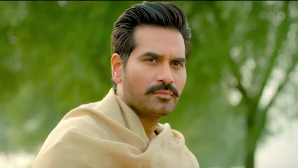 The Crown Pakistani Actor 60 Photos - Moonagedaydream.film