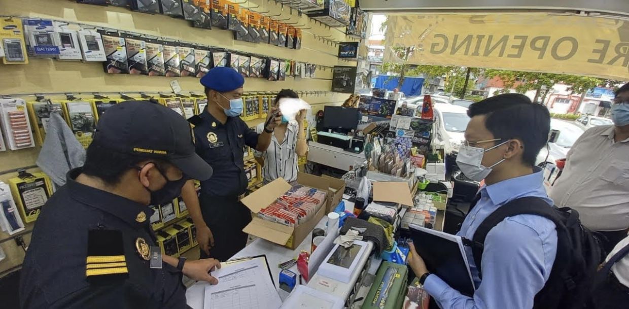 Imitation pen drives, memory cards worth over RM41,000 seized in KK shops | The Star