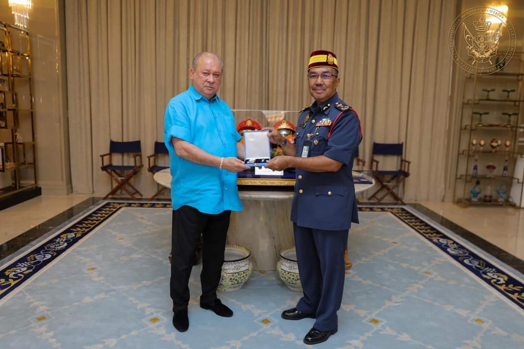 Johor Ruler confers award on outgoing state Bomba director | The Star