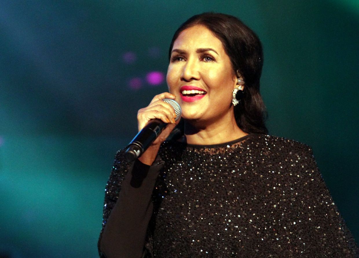 Dangdut singer Sheeda escapes injury in car crash | The Star