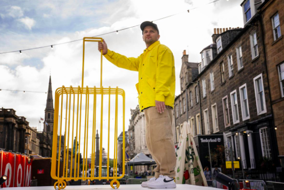 Russian artist unveils sculpture to highlight plight of refugees | The Star