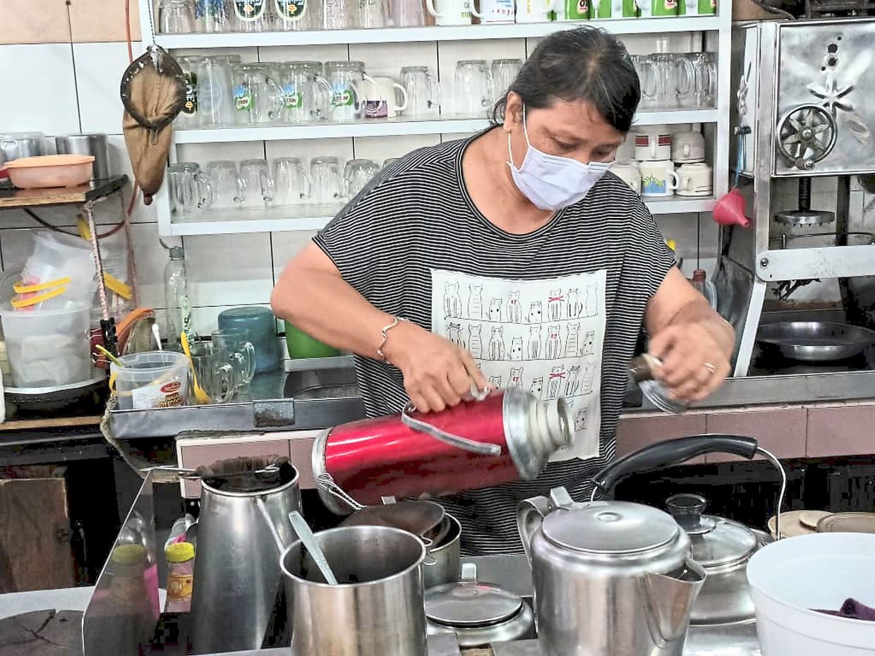 Food court stall draws crowds with affordable fare | The Star