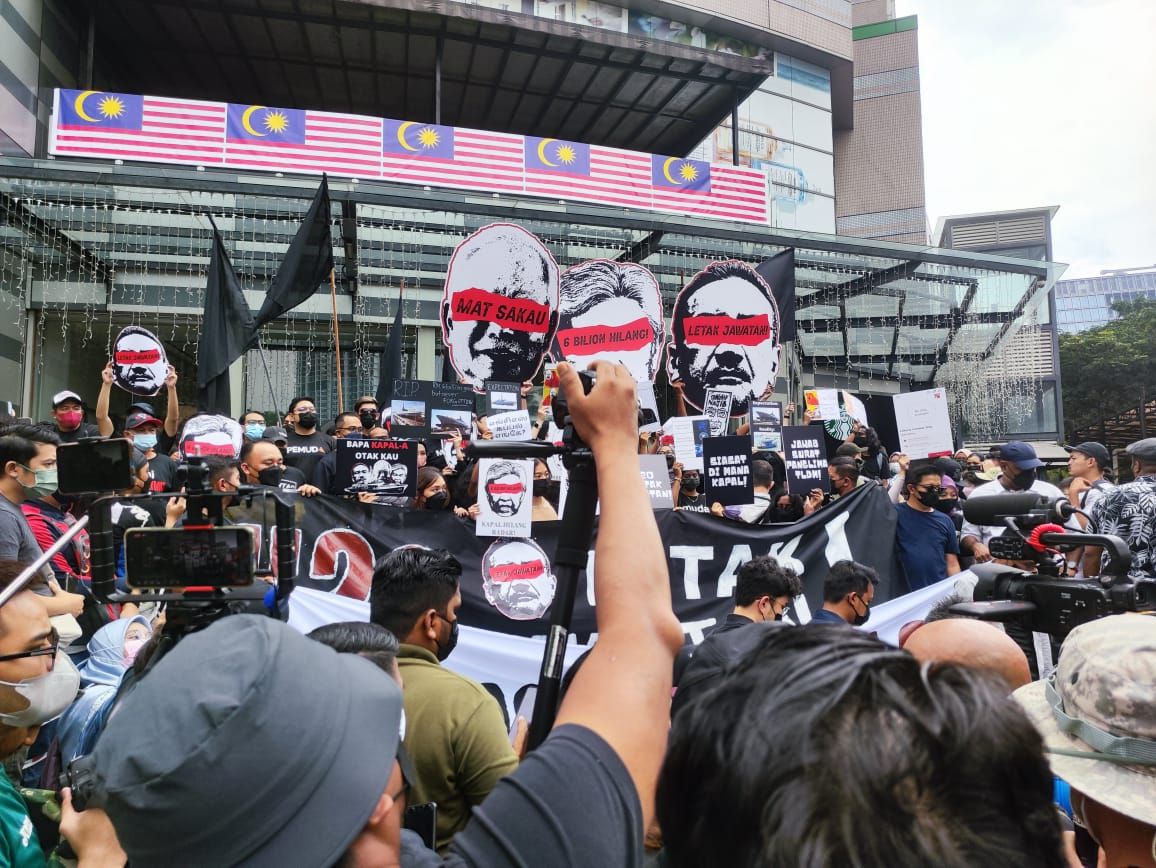 LCS protest: Crowd brave wet weather as cops keep watchful eye | The Star