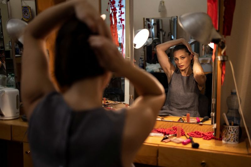 Underground theatre: Ukraine actors return to stage in bomb shelter ...
