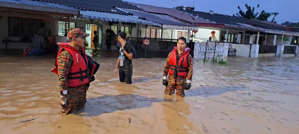 Flash floods: Firemen rescue 10 victims stranded in Taiping | The Star