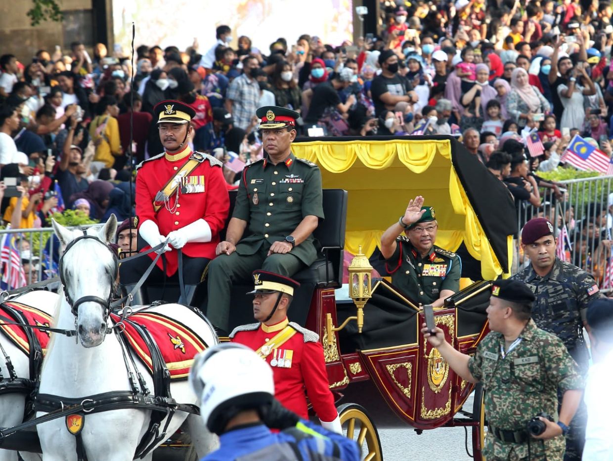 National Day: King, Queen arrive at Dataran Merdeka | The Star