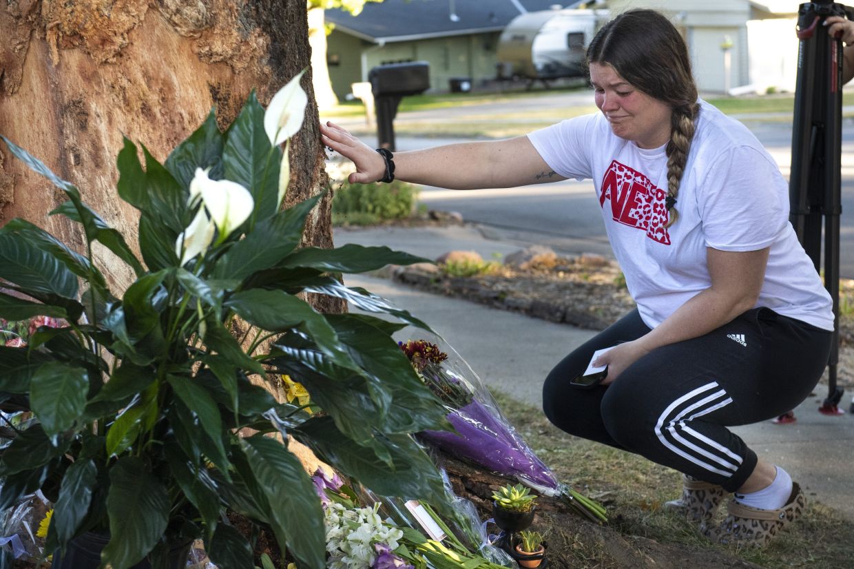Phone alerts responders after car hits tree, killing all six | The Star