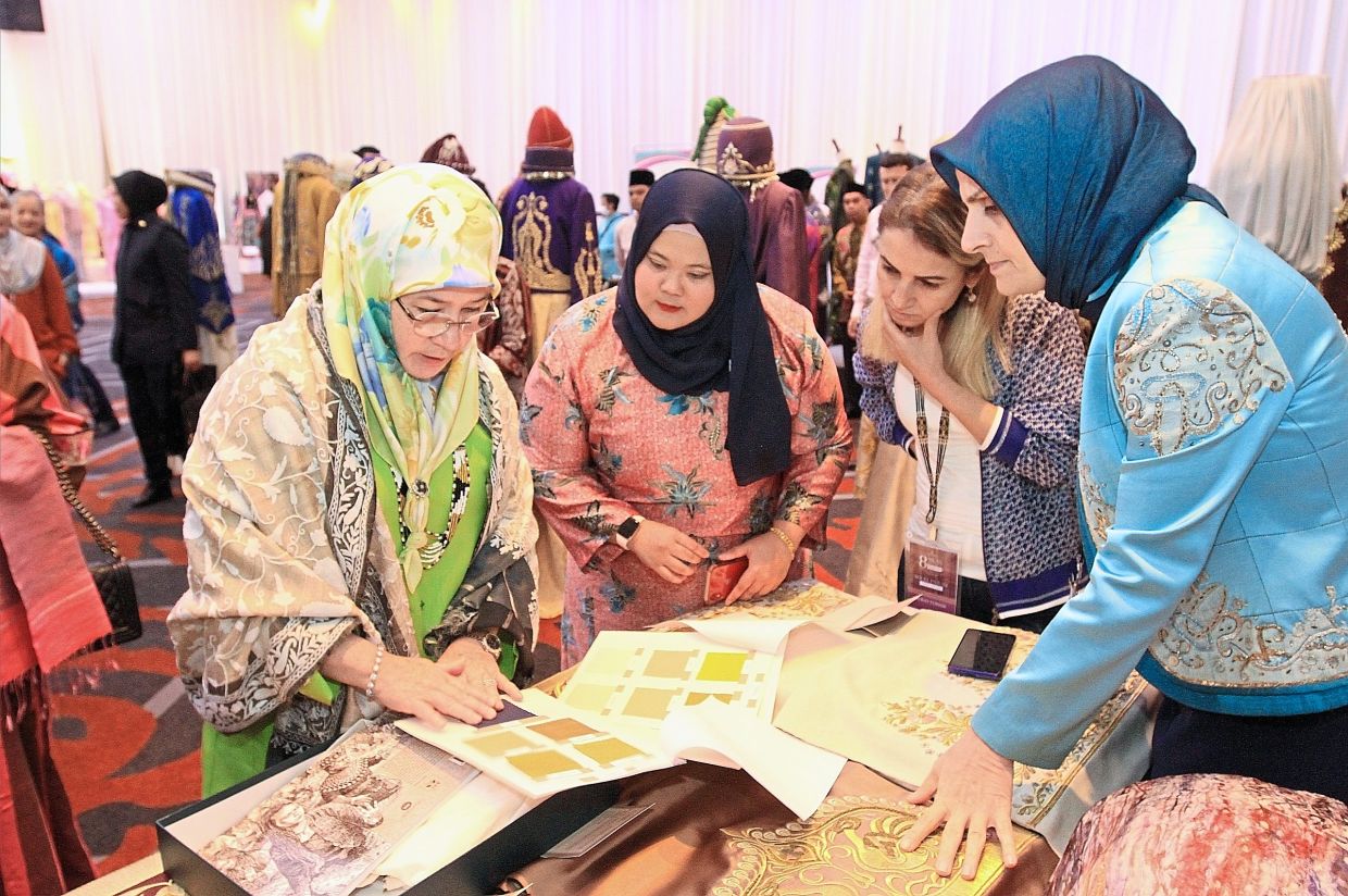 Queen expresses gratitude for successful Asean textiles symposium | The ...