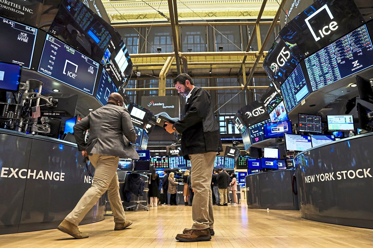 As US markets churn, some stick with rare winner – energy shares | The Star