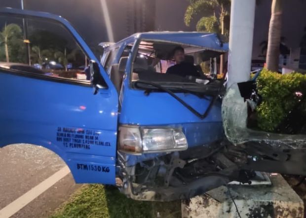 11 hurt after van crashes into billboard in Klang | The Star