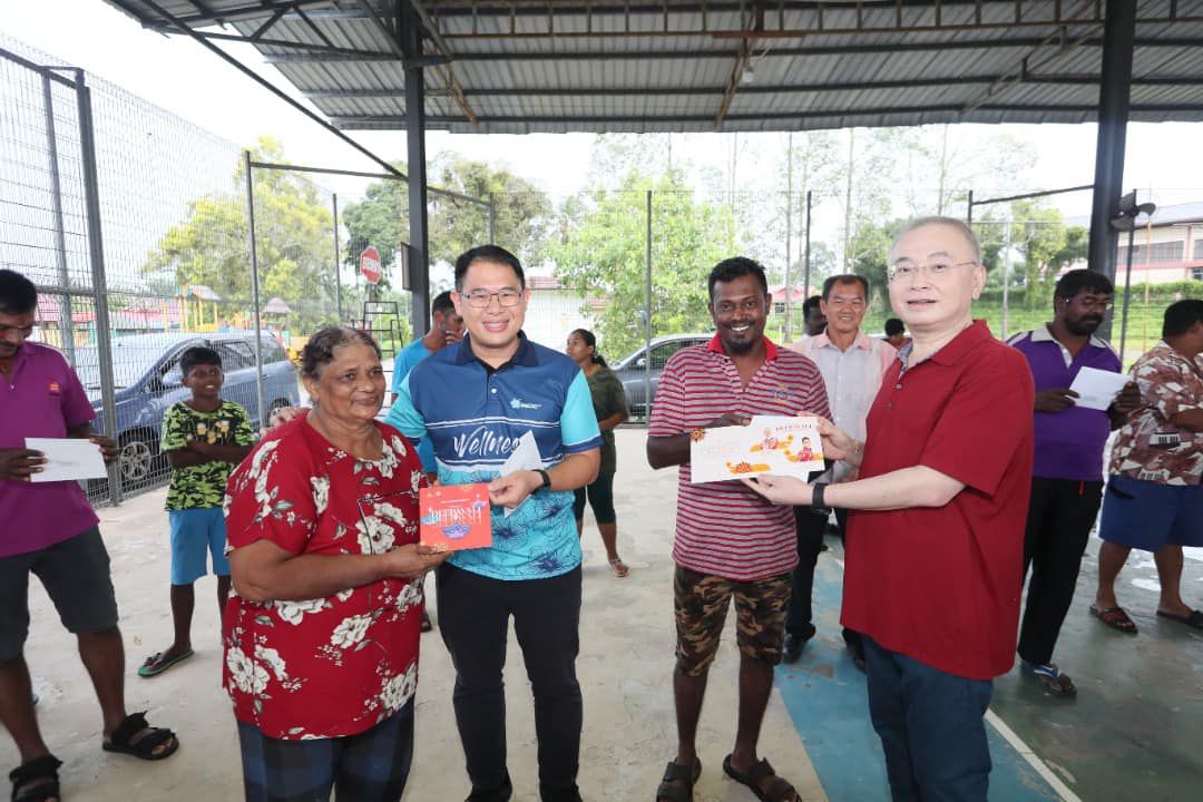 Dr Wee goes to the ground to assist his constituents | The Star