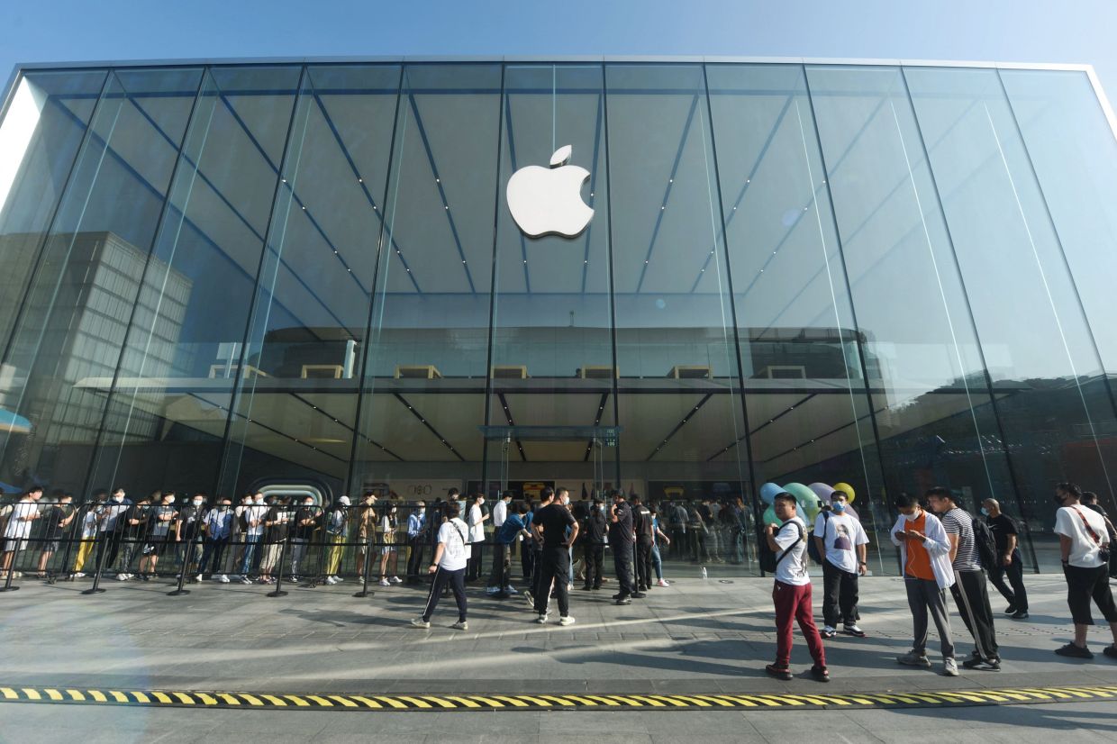 China's Covid-19 curbs disrupt production at world's biggest iPhone ...