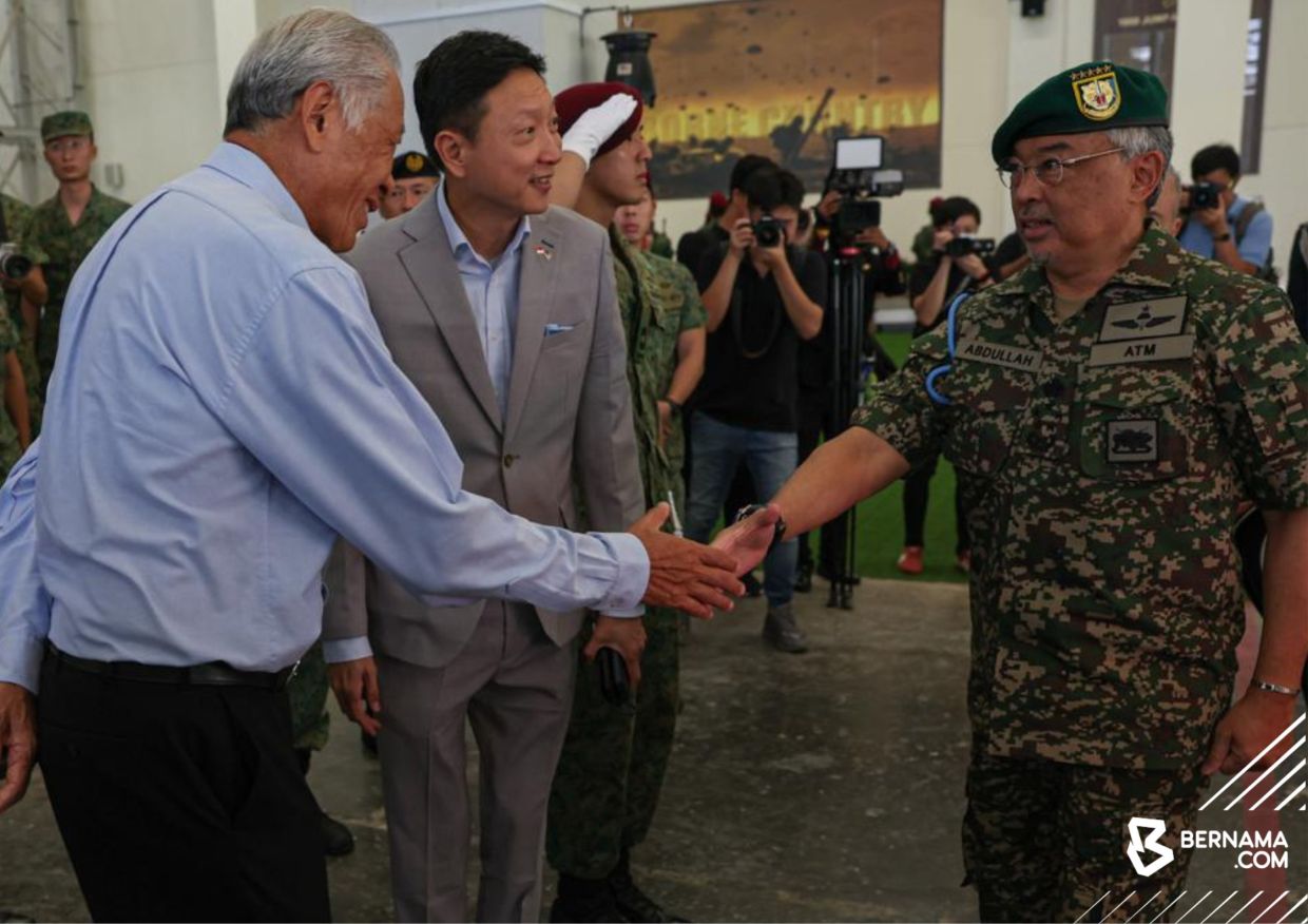 King visits Singapore's Pasir Ris commando training camp | The Star