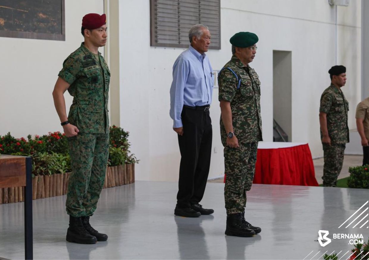 King visits Singapore's Pasir Ris commando training camp | The Star