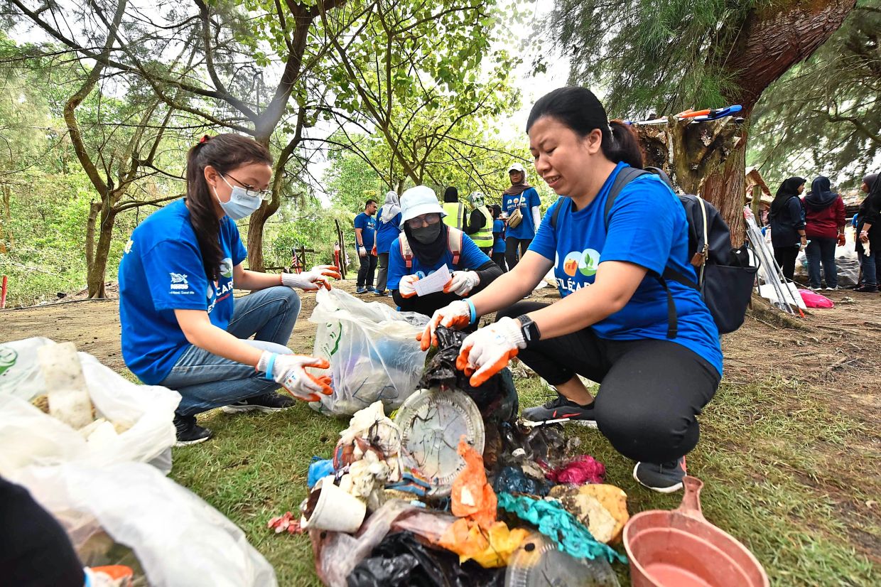 Diving into mission to clean up beaches, ocean | The Star