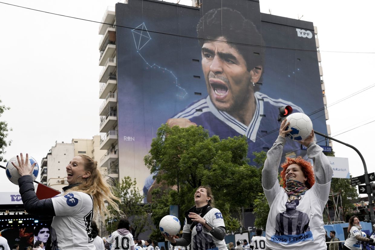A giant Maradona mural emerges in Argentina to lift World Cup spirits ...