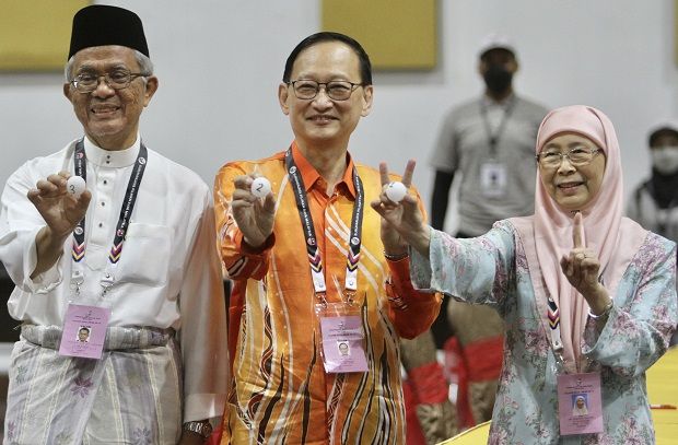 GE15: Wan Azizah sole female candidate in three-cornered Bandar Tun ...