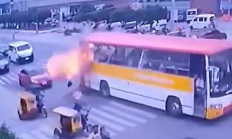 Bus bomb kills one, injures 11 in southern Philippines | The Star