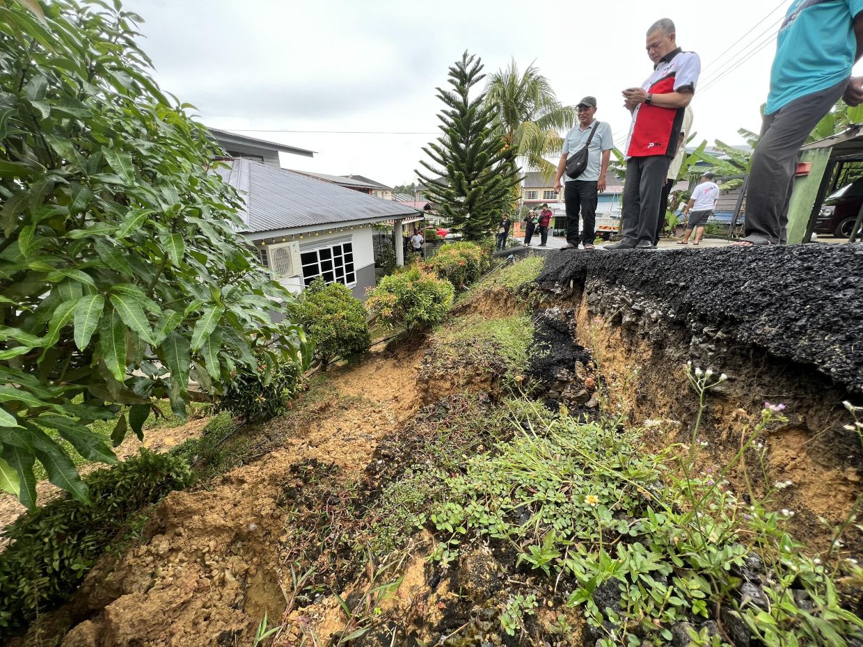 GE15: Fadillah takes detour from campaign to inspect collapsed slope ...