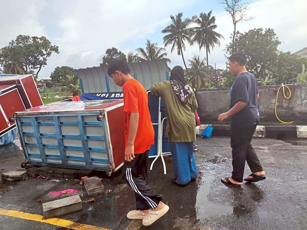 Rainy day blues for petty traders | The Star