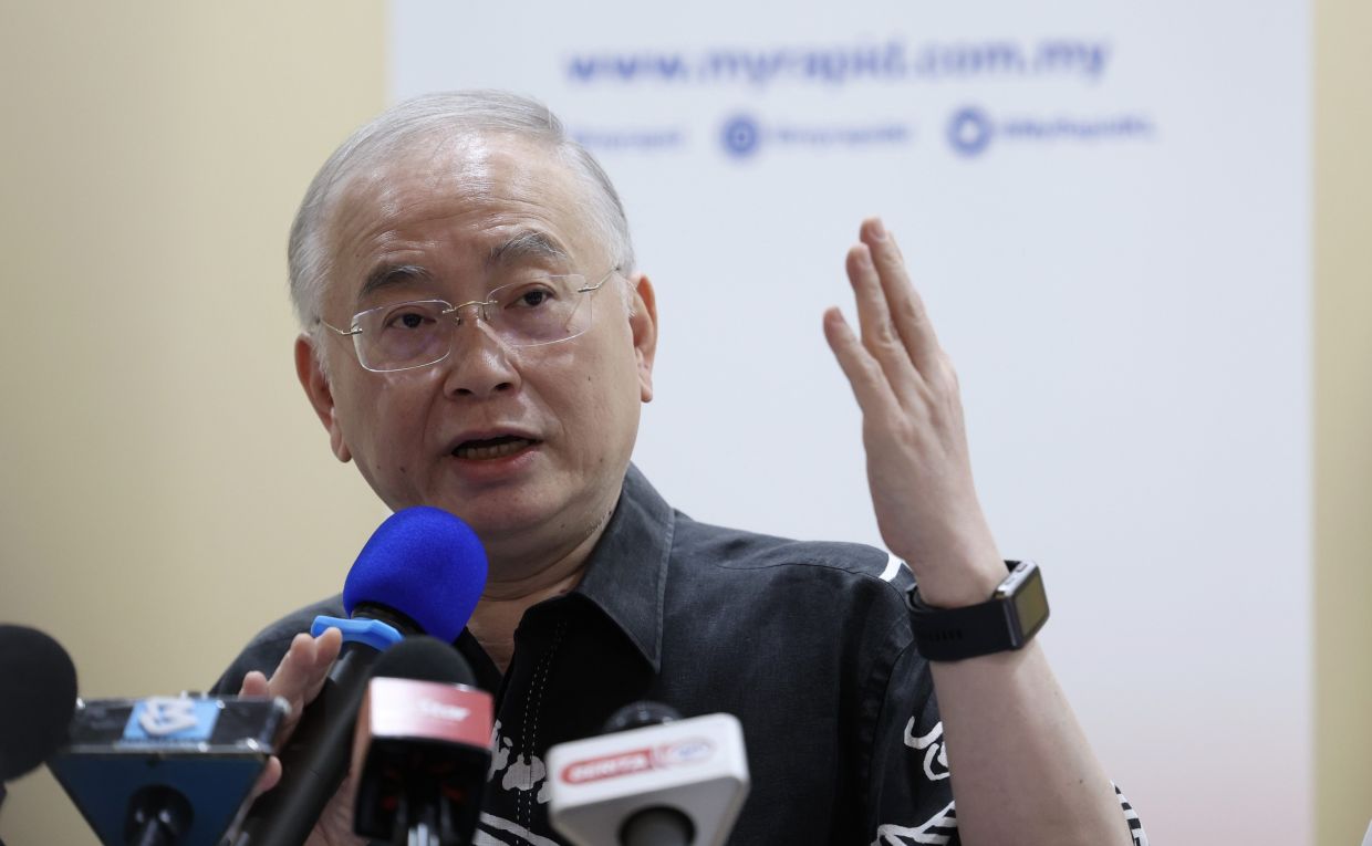 Dr Wee keeping close watch on LRT test runs while campaigning | The Star