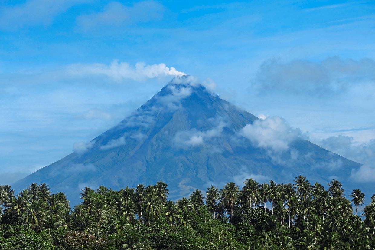 Eight quakes recorded on Mt Mayon | The Star
