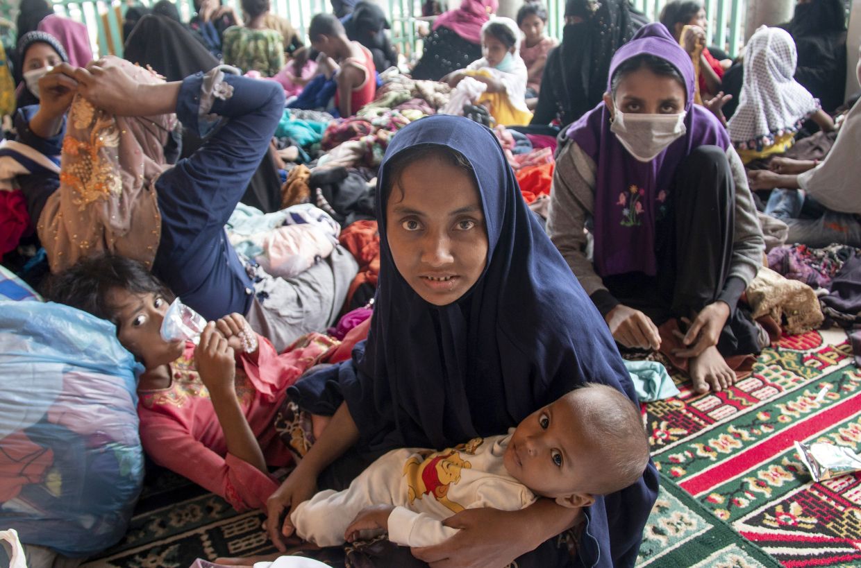 Boat carrying more than 100 Rohingya refugees lands in Indonesia's ...