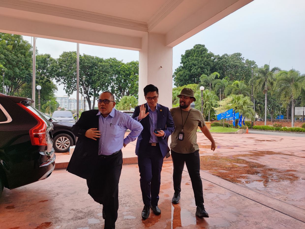 GE15: Perak DAP treasurer arrives at Umno building | The Star